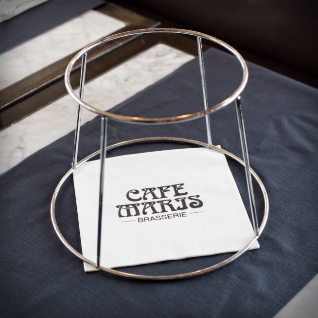 Support Plateau en acier chromé - Café Maris - Restaurant & Brasserie